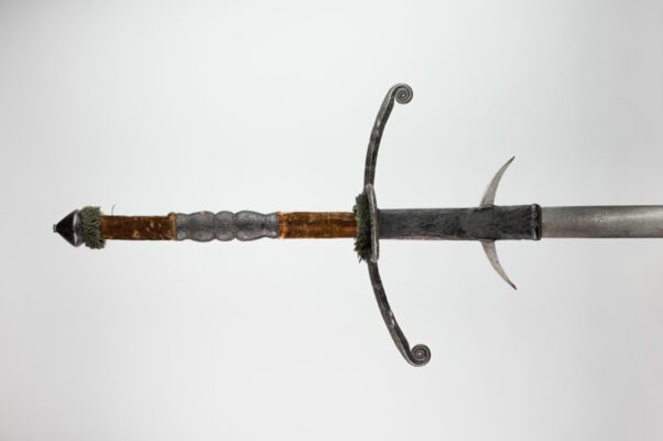 Zweihander vs Longsword: Design & History