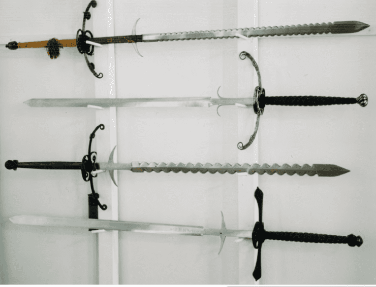 Zweihander vs Claymore: Duel of the Two-Handed Swords